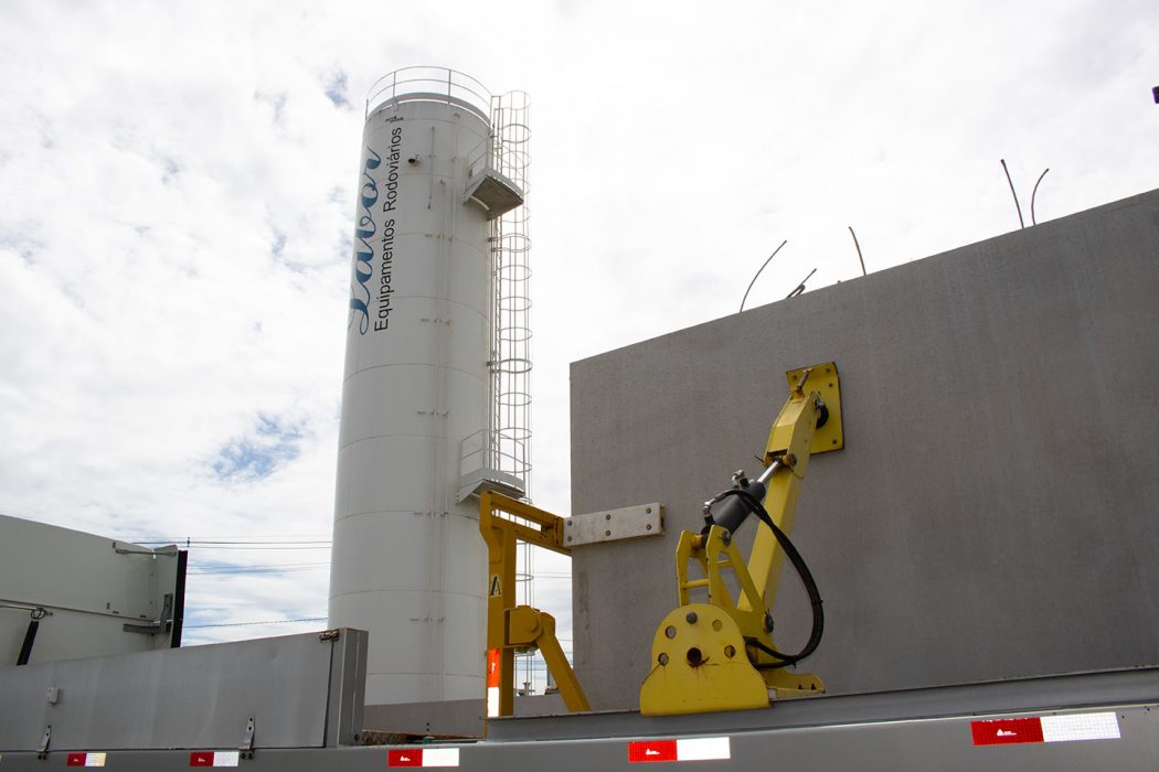 Labor creates its own semi-trailer for transporting precast reinforced ...