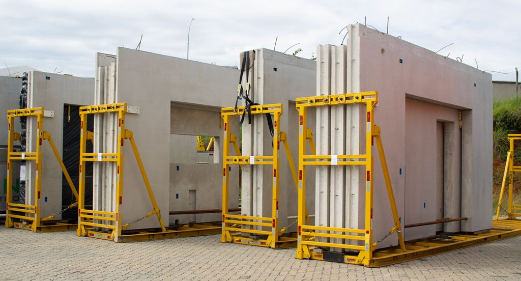 Labor creates its own semi-trailer for transporting precast reinforced ...